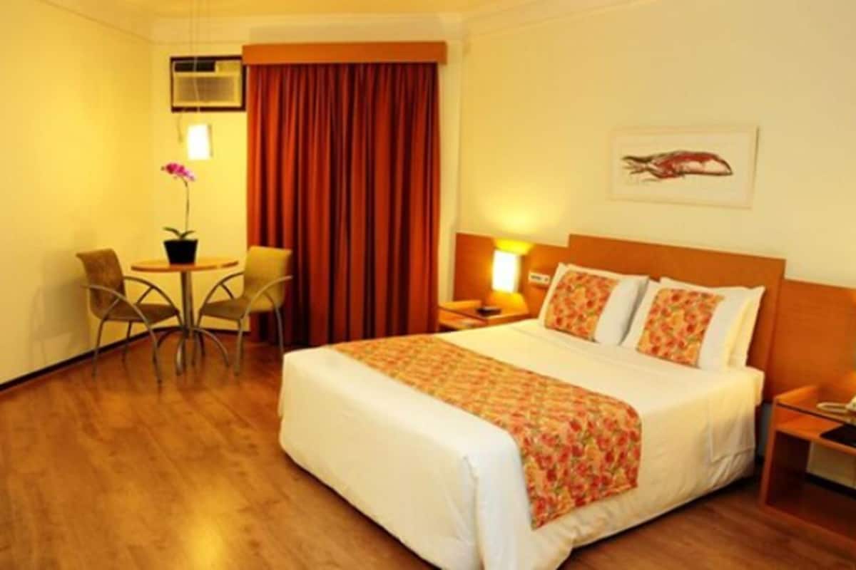 Minibar, cofre no quarto, secretária, cortinas/cortinados opacos