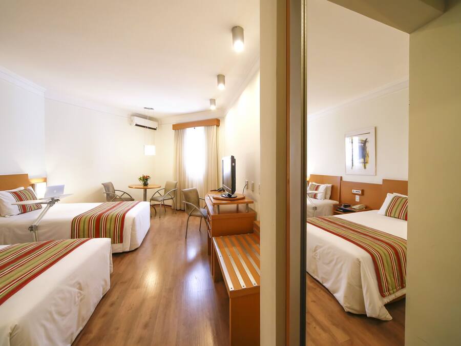 Quarto duplo luxo | Frigobar, cofres nos quartos, escrivaninha, cortinas blackout