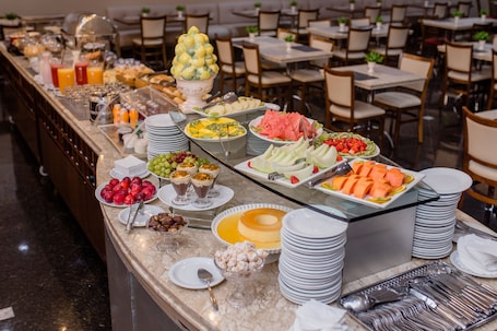 Pequeno-almoço tipo buffet diário incluído . Grand Hotel Royal Sorocaba by Atlantica