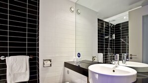 Chuveiro, produtos de toalete grátis, secador de cabelo