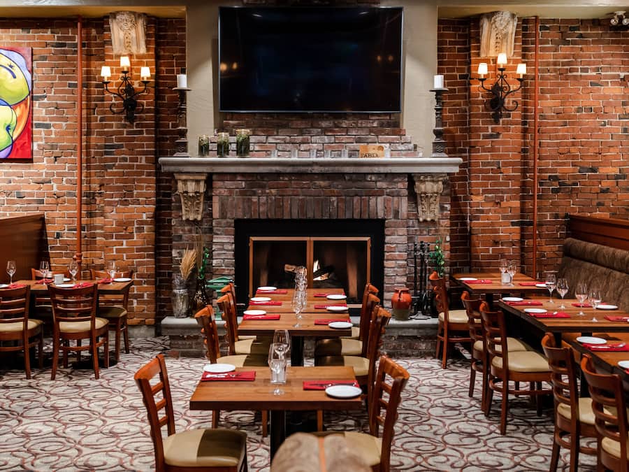 Almoço, jantar e brunch aos fins de semana; local e internacional