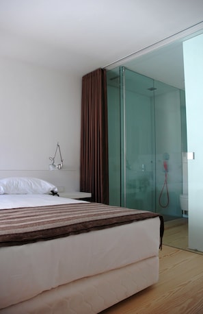 Quarto Duplo | Casa de banho | Um polibã, artigos de higiene pessoal grátis 