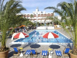 4 piscinas externas, funciona das 9h às 19h, guarda-sóis