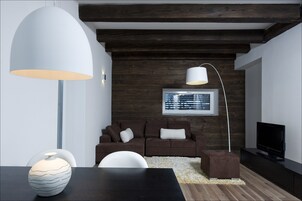 Apartamento Superior | Sala | TV de ecrã plano, lareira, piso aquecido 