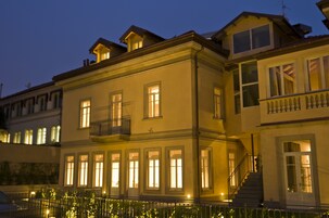 Fachada da propriedade à noite