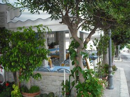 Pequenos-almoços servidos, cozinha local, com vista para o oceano 