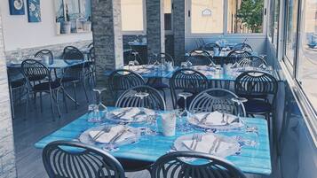 Pequenos-almoços servidos, cozinha local, com vista para o oceano