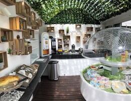 Café da manhã com buffet todos os dias (EUR 18 por pessoa) 