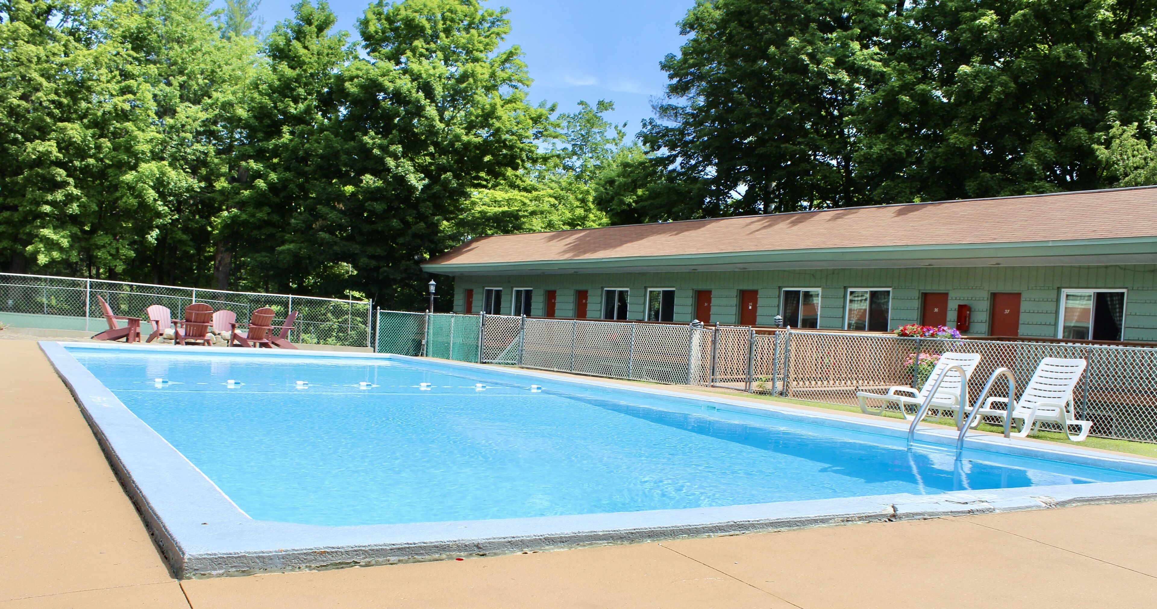 Piscina exterior, espreguiçadeiras 