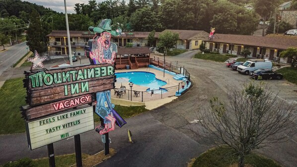 Book The Mountaineer Inn in Asheville | Hotels.com