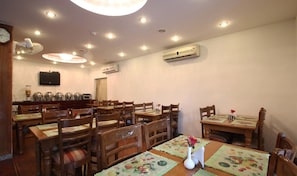 Servem pequenos-almoços, almoços, jantares e brunches (fins de semana)