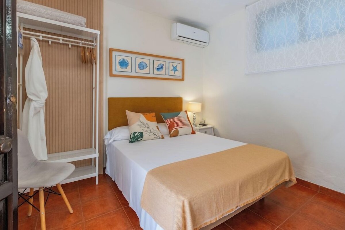 Roupa de alta qualidade, cofre no quarto, secretária, Wi-fi grátis 