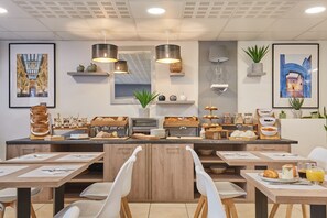 Pequeno-almoço tipo buffet diário (18 EUR por pessoa) 