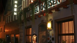 Um hotel europeu tradicional com uma placa indicando 