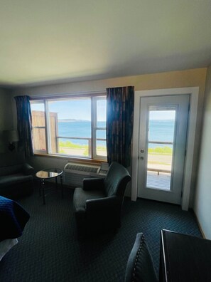 Quarto Superior, 2 camas queen-size, varanda, vista para o oceano | Secretária, cortinas/cortinados opacos, Wi-fi grátis 