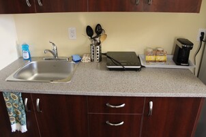 Room with 2 Double Beds Kitchenette  Double Occupancy Rate: add 10$ extra for each additional person | Individualmente decorados, individualmente mobiliados, escrivaninha