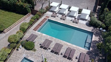 Piscina exterior, espreguiçadeiras