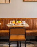 Pequeno-almoço preparado no momento diário mediante uma taxa 