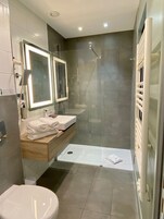 Quarto Superior | Casa de banho | Um polibã, artigos de higiene pessoal grátis, um secador de cabelo