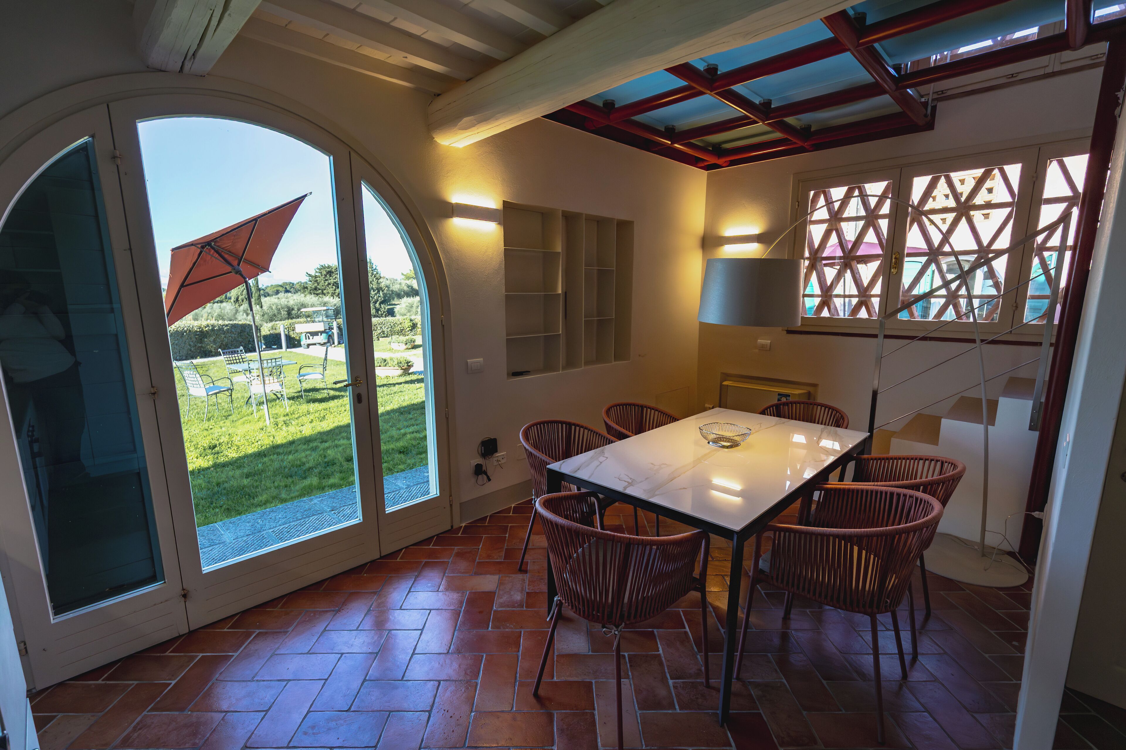 Apartamento Deluxe em Condomínio Fechado | Sala de estar | Televisor de 32 polegadas com canais via satélite 