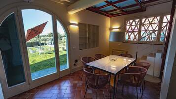 Apartamento Deluxe em Condomínio Fechado | Sala de estar | Televisor de 32 polegadas com canais via satélite