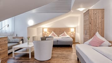 Quarto quádruplo clássico, 1 quarto, sacada, vista para a montanha | Comodidades do quarto