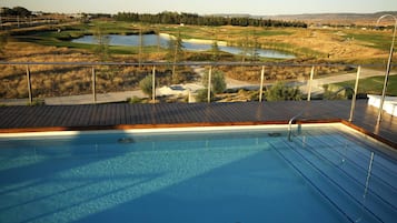 Piscina exterior sazonal, da(s) 12:00 à(s) 20:00, guarda-sóis