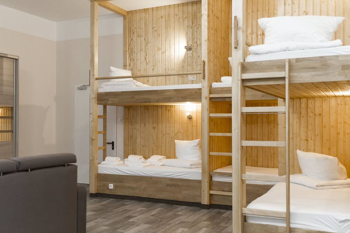 Apartamento, kitchenette | Secretária, ferro/tábua de engomar, berços/camas para crianças 