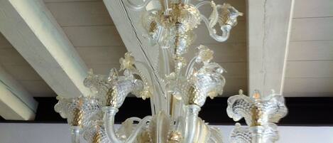 Um candelabro com design detalhado em vidro e metal.