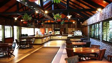 Pequenos-almoços, almoços e jantares servidos