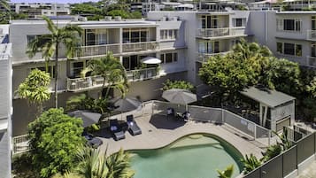 Piscina exterior, guarda-sóis, espreguiçadeiras