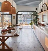 Pequenos-almoços, almoços, jantares servidos, cozinha internacional 