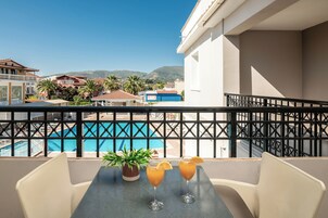 Quarto Duplo ou Twin Standard, vista para a piscina | Vista da varanda