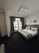 Suite Júnior, vista para o mar | Cofre no quarto, secretária, camas desdobráveis, Wi-fi grátis 