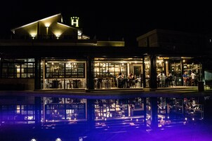 Piscina externa, funciona das 9h30 às 19h30, guarda-sóis