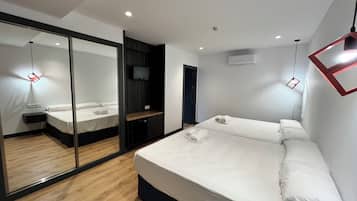 Quarto Duplo ou Twin Standard | Cofre no quarto, secretária, cortinas/cortinados opacos