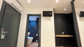Quarto Duplo ou Twin Standard | Cofre no quarto, secretária, cortinas/cortinados opacos