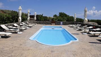 Piscina externa, guarda-sóis, espreguiçadeiras