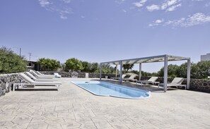 Piscina externa, guarda-sóis, espreguiçadeiras