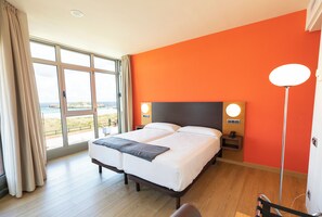Quarto casal exclusivo, 2 camas de solteiro, vista para a praia | Frigobar, cofres nos quartos, escrivaninha, cortinas blackout