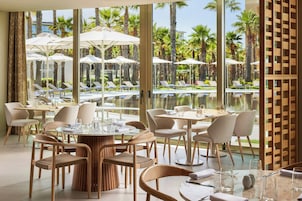 10 piscinas externas, espreguiçadeiras