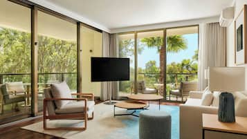 Suite, 3 quartos, não fumadores, varanda | Sala de estar | Televisor LCD, matraquilhos
