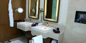 Suite de Luxo | Casa de banho | Um polibã e uma banheira separados, uma banheira de imersão total 