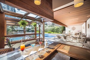 Bar junto à piscina