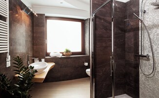 Quarto Triplo | Casa de banho | Um polibã, um secador de cabelo, um bidé, toalhas fornecidas