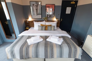 Quarto casal luxo (Super King) | Individualmente decorados, escrivaninha, ferros/tábuas de passar roupa