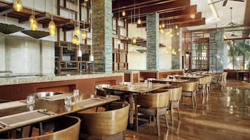 2 restaurantes: servem pequenos-almoços, almoços, jantares e brunches