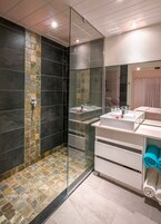 Uma banheira de imersão total, um chuveiro fixo, um secador de cabelo 