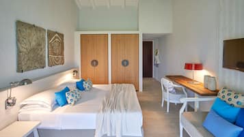 Quarto moderno com cama, escrivaninha e cadeira. Há dois armários, uma luminária e uma obra de arte na parede.