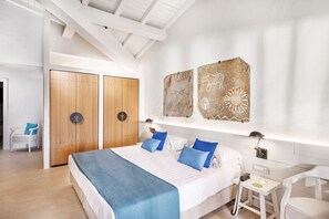 Roupa hipoalergénica, minibar, cofre no quarto, secretária 